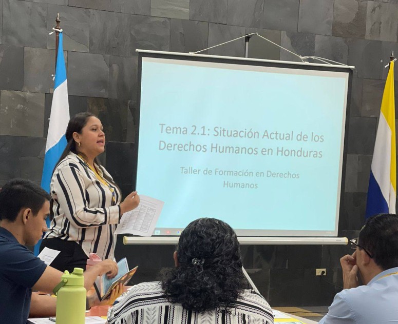 Facultad de Ciencias Sociales capacita en derechos humanos a personal de la UNAH - Blogs UNAH